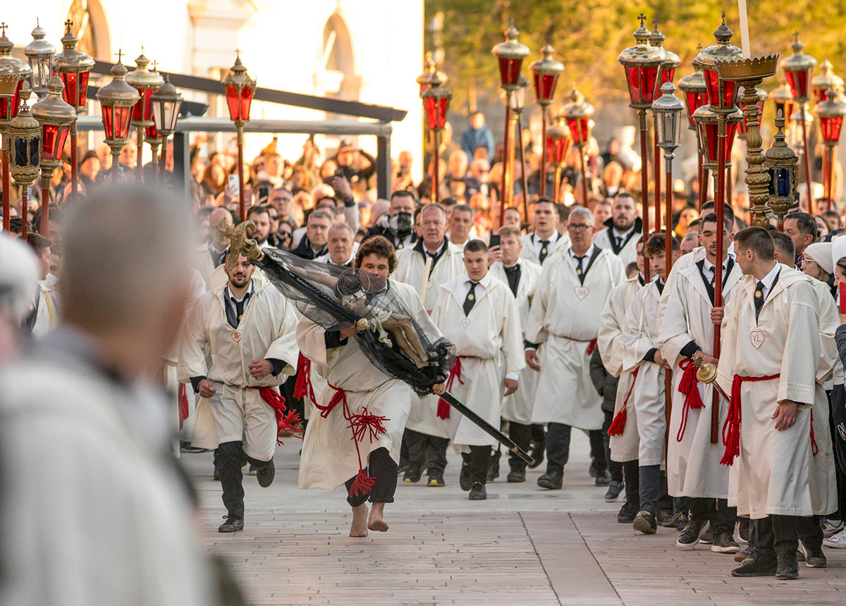 Tradicionalna procesija za križen na otoku Hvaru - Domagoj Sever